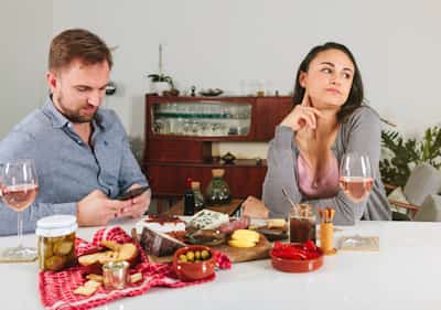 Body Language Signs He Doesn’t Like You: Main Ways to Tell – Confidence ...